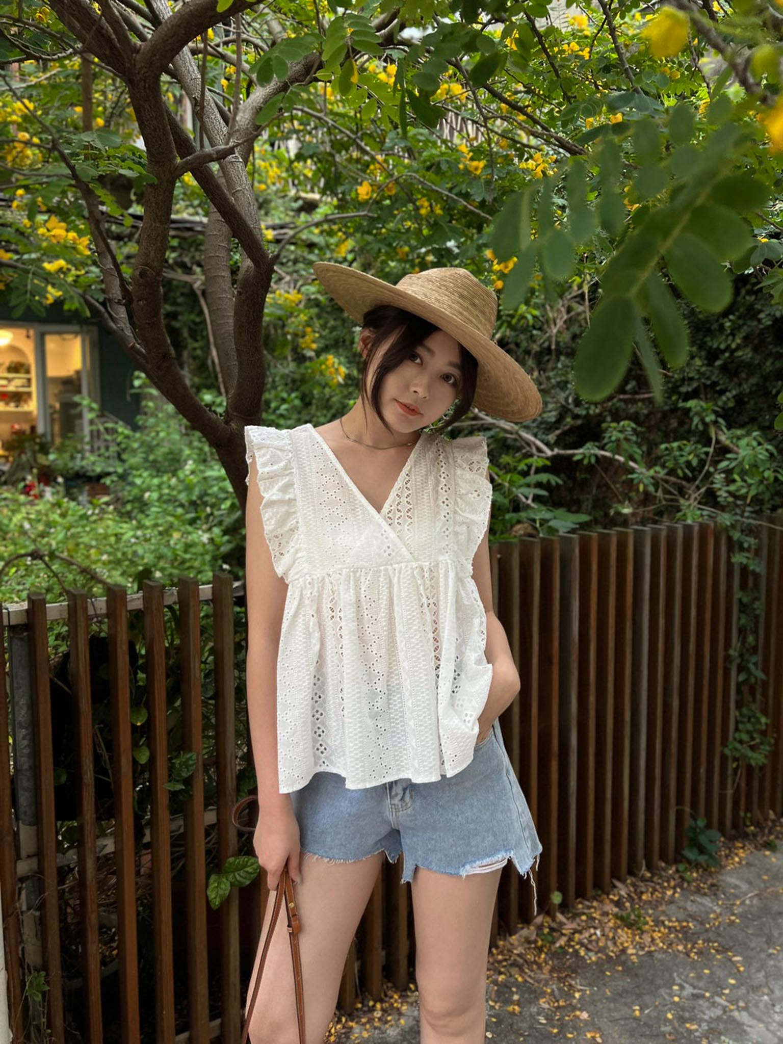 V領緹花刺繡上衣 | La Magic